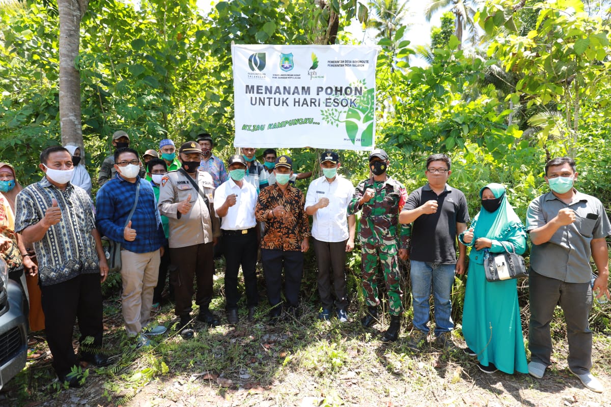 Wabup Banggaikep Melakukan Penanaman pohon di Desa Balayon » Pemerintah ...