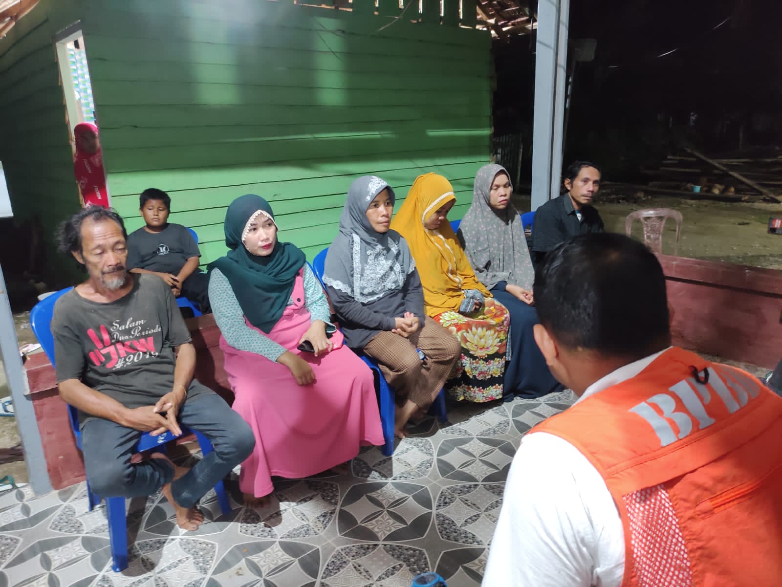 Pemda Bangkep Serahkan Bantuan Kepada Korban Bencana Angin Puting ...