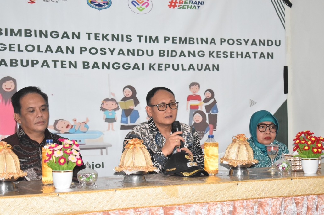 Wakil Bupati Serfi Kambey Buka Bimtek Tim Pembina Posyandu dalam ...