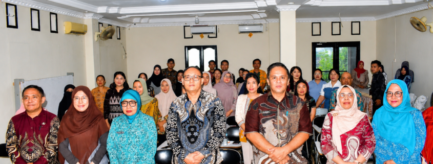 Wakil Bupati Serfi Kambey Buka Bimtek Tim Pembina Posyandu dalam ...